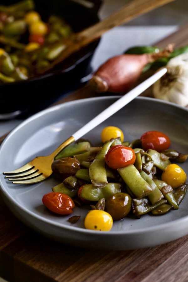 Italian Flat Green Beans Recipe (with Tomatoes and Garlic) - CucinaByElena