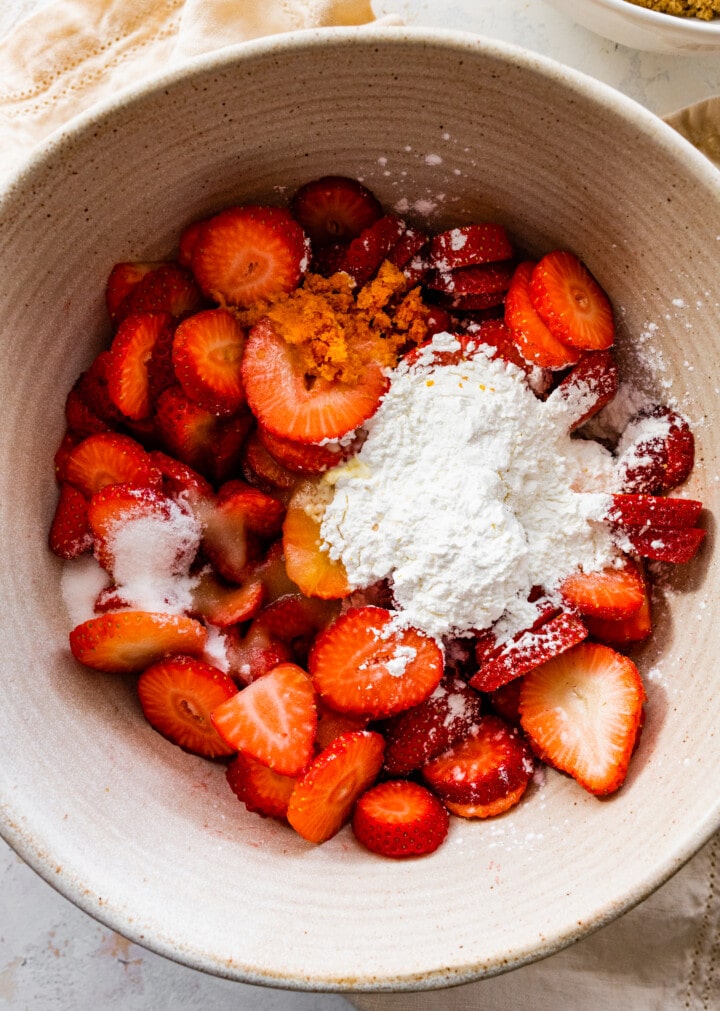 Best Easy Strawberry Crumble Recipe - Cucina by Elena